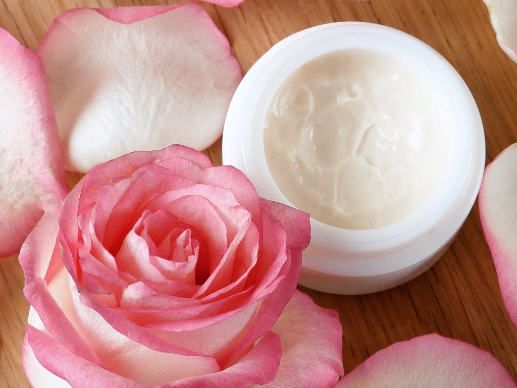 12 Incredible Benefits of Rosehip Oil For Skin