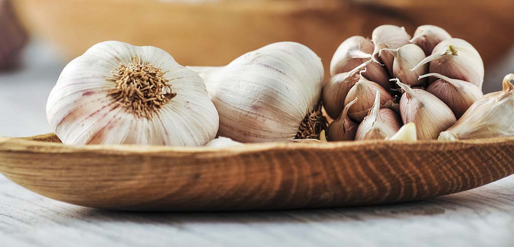 8 Health Benefits Of Garlic (Infographic)